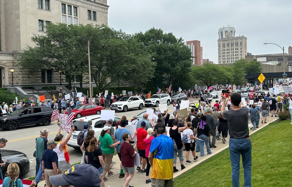 Springfield’s ‘No Kings’ rally draws thousand-plus to State Capitol ...