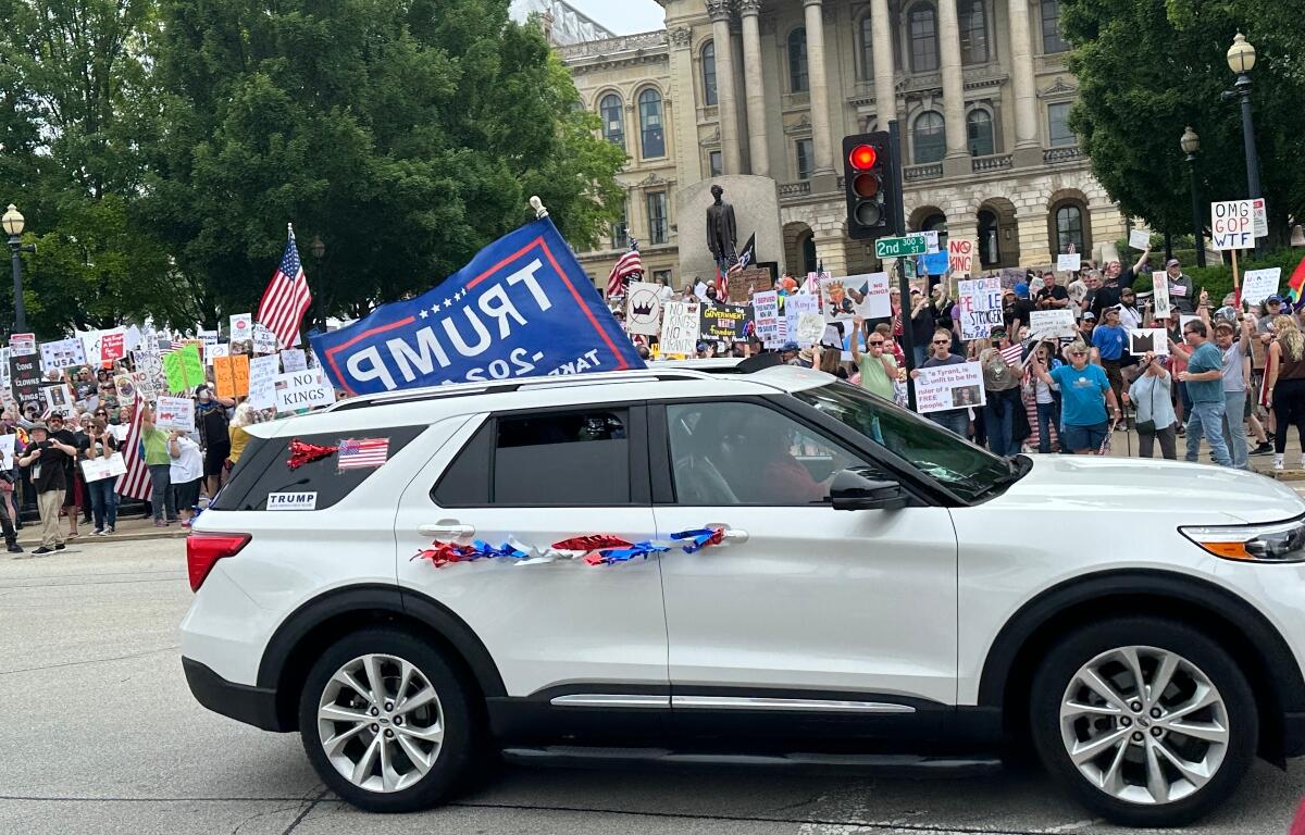 Springfield’s ‘No Kings’ rally draws thousand-plus to State Capitol ...